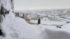 Tan Hill Inn: Snowed-in pub guests become 'friends for life' - BBC News