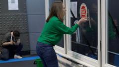 Daughter joins dad as world's fastest window cleaner - BBC News