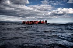 Aris Messinis: Lesbos migrant crisis photos win French award - BBC News