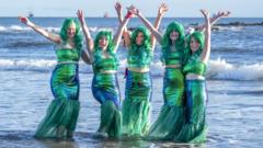 Loony Dookers brave icy Forth for New Year's Day plunge - BBC News