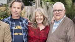 Neighbours: Amazon to revive TV soap, four months after finale - BBC News