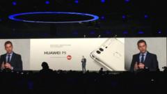 Huawei P9 uses Leica dual-lens camera tech to refocus - BBC News