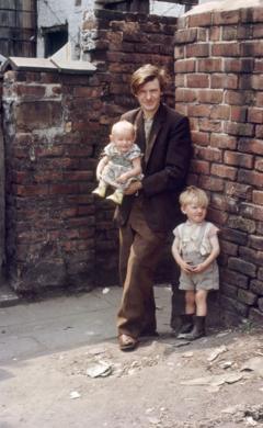 Photographs reveal forgotten Manchester and Salford slums - BBC News