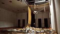 Strange beauty: The photographers capturing urban decay - BBC News