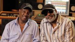 Dennis Thomas: Kool & The Gang founding member dies aged 70 - BBC News