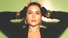Jessie Ware: Why the 'prudish' star is singing about sex - BBC News
