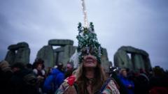 Winter solstice crowds gather at Stonehenge in celebration - BBC News