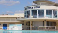 Newbury: Revamped historical lido reopens to public - BBC News