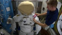 Pupils make radio call to Tim Peake - BBC News