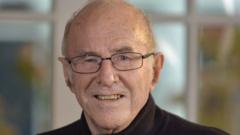 Clive James obituary: 'A man of substance' - BBC News
