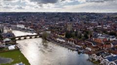 Devolution: Councils in Oxfordshire put together rival plans - BBC News