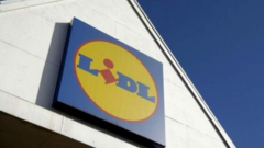 Lidl's largest warehouse opens in Bedfordshire - BBC News