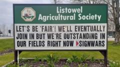 Canadian sign war captivates the internet - BBC News