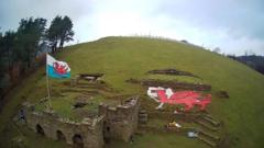 Mental health: Ex-soldier builds castle to help people - BBC News
