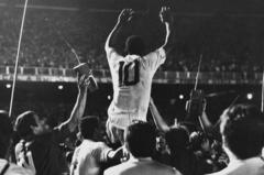 Pele: A sporting icon who made football beautiful - BBC News