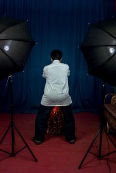 The old-world charm of India's photo studios - BBC News
