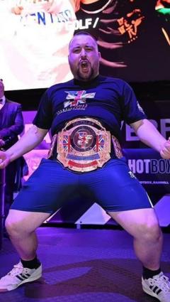 Slap fighting: Controversial event makes Scottish debut - BBC News