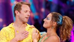 Amanda Abbington: Actress withdraws from Strictly - BBC News
