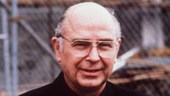 Bishop Edward Daly: Bloody Sunday priest dies - BBC News
