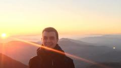 Snowdon walker captures rare Brocken spectre - BBC News