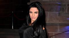 Katie Price to star in Essex pantomime this Easter - BBC News
