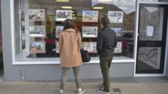 A quarter of estate agents 'in financial distress' - BBC News