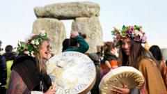 Winter solstice crowds gather at Stonehenge in celebration - BBC News