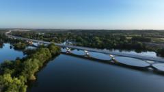 HS2 finishes Colne Valley Viaduct, 'UK's longest railway bridge' - BBC News