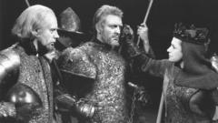 Croydon: Dame Peggy Ashcroft remembered with blue plaque - BBC News