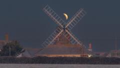 Lunar eclipse: Blood Moon pictured across UK before dawn - BBC News