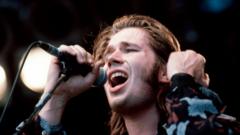 Del Amitri frontman Justin Currie reveals Parkinson's diagnosis - BBC News