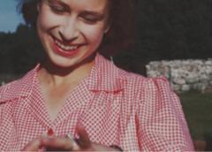 Unseen footage of Queen to air in new BBC documentary - BBC News