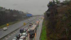 M27: Lorry driver dies after crash near Southampton - BBC News
