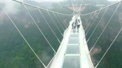 'Scary' glass bridges shut in Chinese province - BBC News