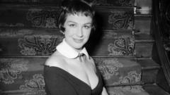 Obituary: Fenella Fielding - BBC News