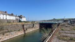 Row over plans for historic Appledore boat site - BBC News