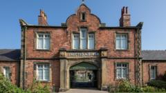 Grimsby: Linkage Community Trust given £3.5m Weelsby Hall grant - BBC News