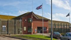 Guys Marsh Prison deteriorates further, report says - BBC News
