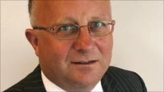 Rochdale Council chief's early retirement bid - BBC News