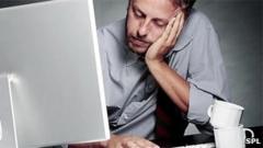 Working long hours 'raises heart attack risk' - BBC News
