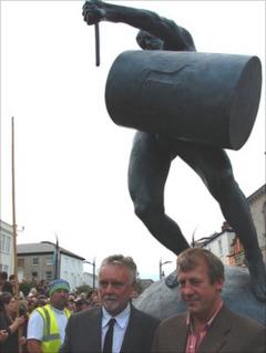 Queen's Roger Taylor unveils Cornwall statue - BBC News