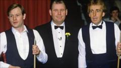 Len Ganley: Snooker referee with stardust on his gloves - BBC News