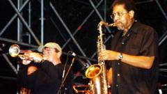 Wayne Jackson, Memphis Horns trumpeter, dies aged 74 - BBC News
