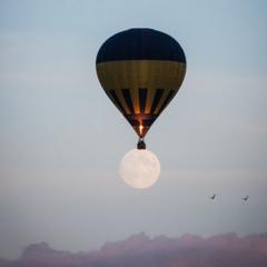 Blue moon proposal lights up Sarah and Craig's world - BBC News