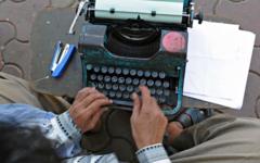 Five reasons to still use a typewriter - BBC News