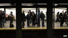 New York Post photographer defiant over subway-death image - BBC News