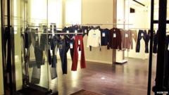 Fear of fitting rooms: Tech to find your inner shopaholic - BBC News