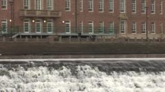 Derby's Derwent hydroelectric power plant opens - BBC News