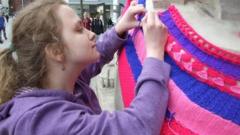 Left Lion 'yarn bombing' completed - BBC News