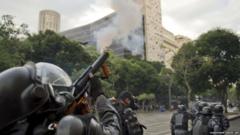 Day in pictures: 2 October 2013 - BBC News